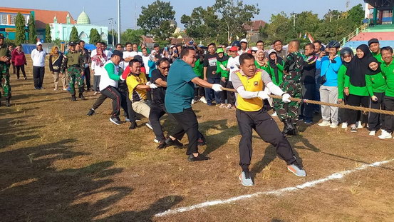 Keseruan Bupati Blora dan Wakil Turut Lomba Tarik Tambang